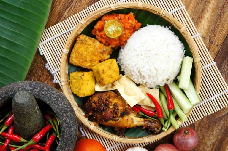 31 Awesome Travel Hacks Every Traveler Should Know - The Tourist Checklist