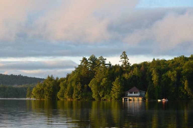 12 Best Places to Buy a Lake House in the U.S. in 2023 - The Tourist ...